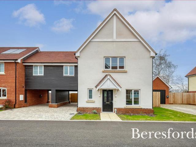 3 bedroom link detached house for sale