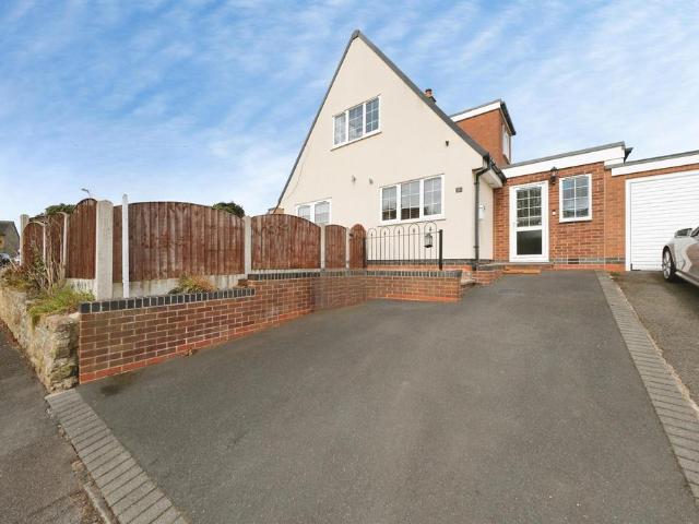 3 bedroom link detached house for sale