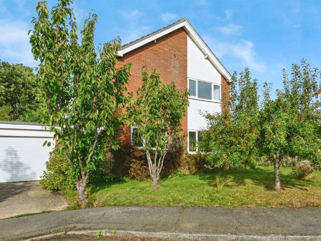 3 bedroom link detached house for sale