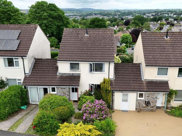 3 bedroom link detached house for sale