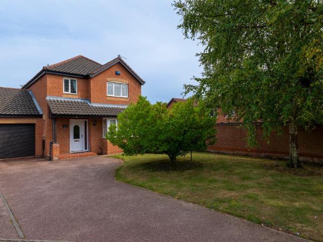 3 bedroom link detached house for sale