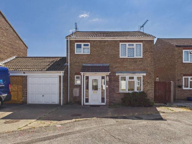 3 bedroom link detached house for sale
