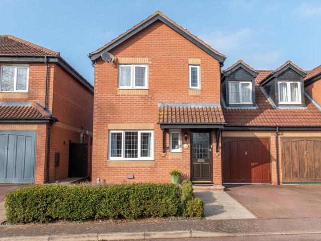 3 bedroom link detached house for sale