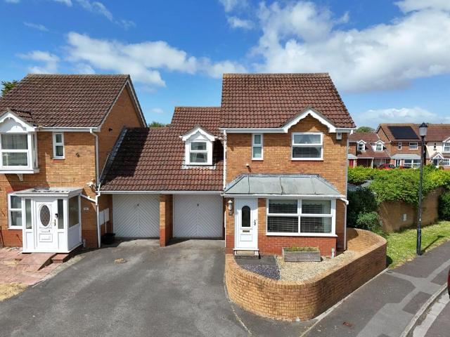 3 bedroom link detached house for sale