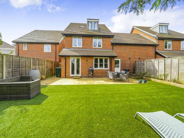 3 bedroom link detached house for sale