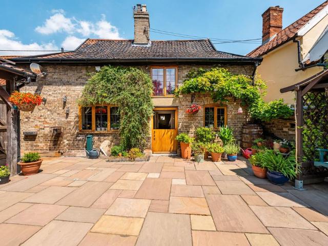 3 bedroom link detached house for sale