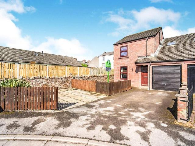 3 bedroom link detached house for sale