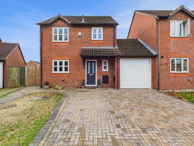 3 bedroom link detached house for sale