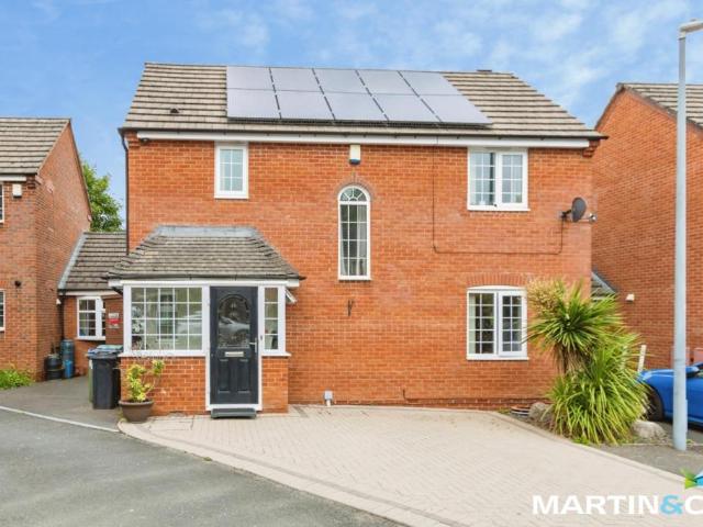 3 bedroom link detached house for sale