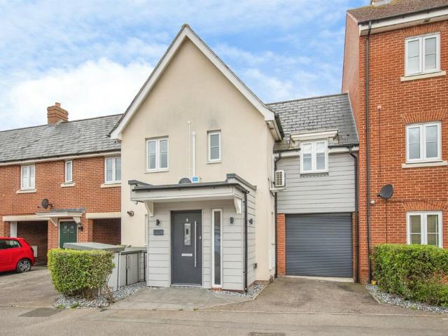3 bedroom link detached house for sale