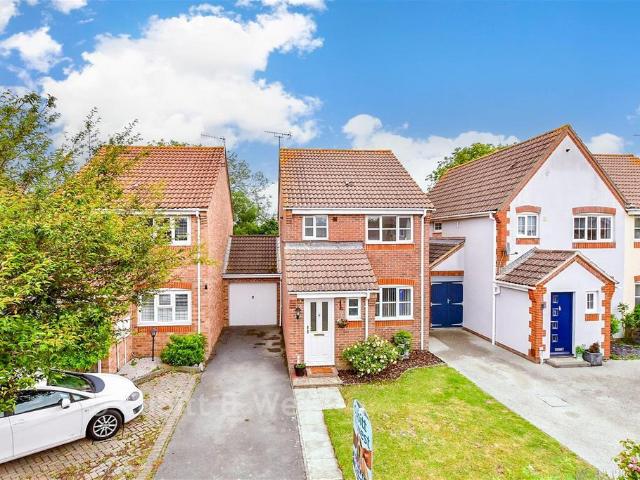 3 bedroom link detached house for sale