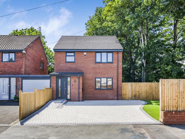 3 bedroom link detached house for sale