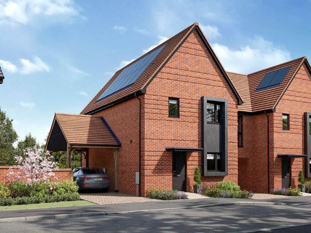 3 bedroom link detached house for sale