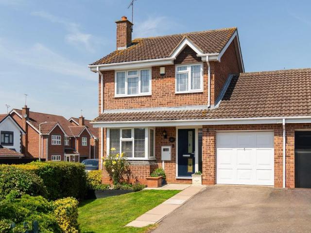 3 bedroom link detached house for sale