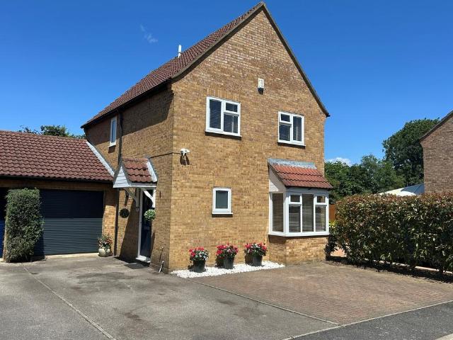 3 bedroom link detached house for sale