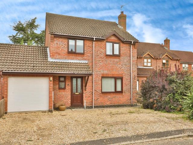 3 bedroom link detached house for sale