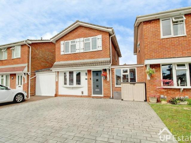 3 bedroom link detached house for sale