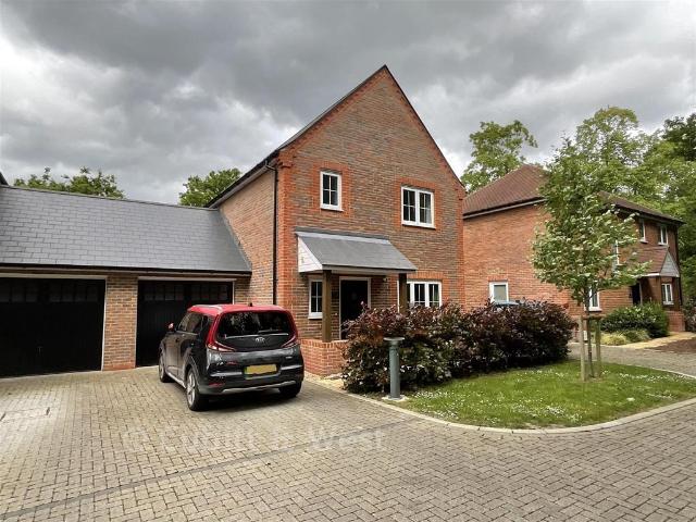 3 bedroom link detached house for sale