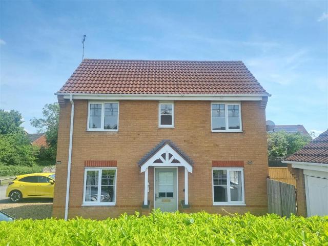 3 bedroom link detached house for sale