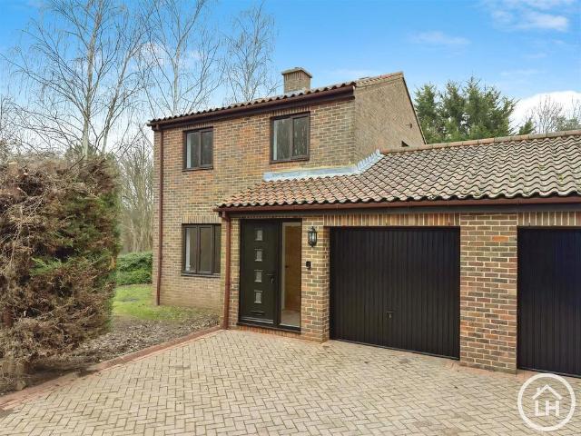 3 bedroom link detached house for sale