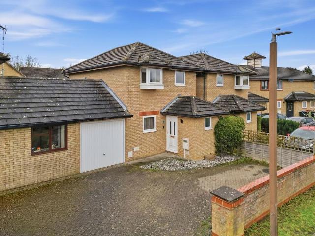 3 bedroom link detached house for sale