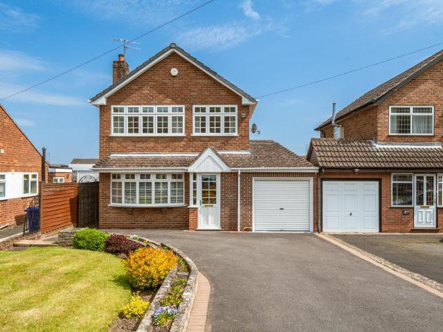 3 bedroom link detached house for sale