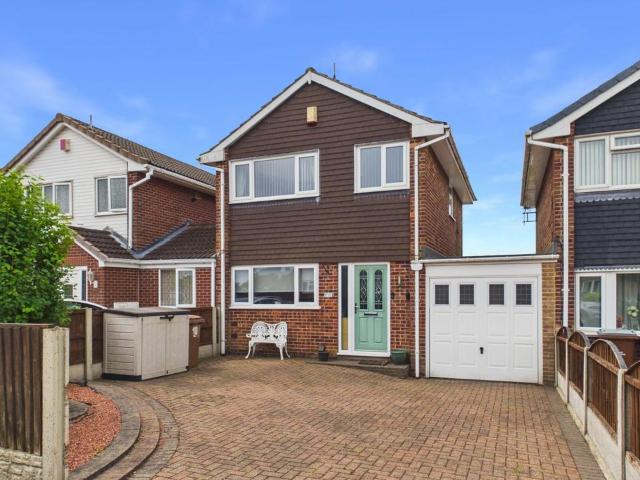 3 bedroom link detached house for sale