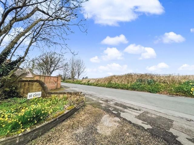 3 bedroom link detached house for sale