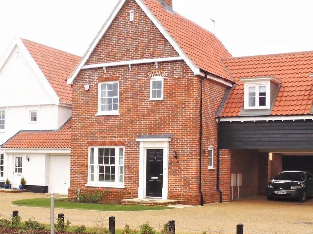 3 bedroom link detached house for sale