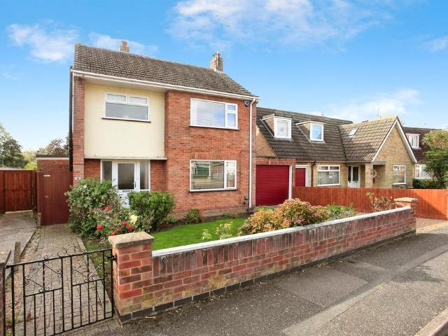3 bedroom link detached house for sale