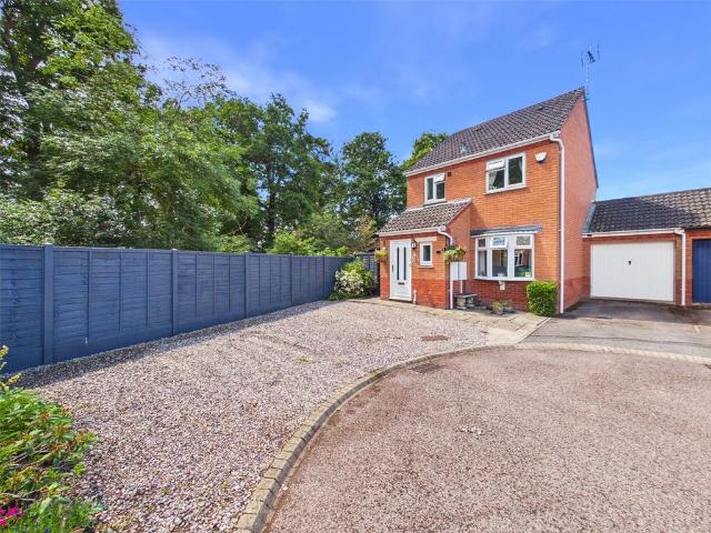 3 bedroom link detached house for sale