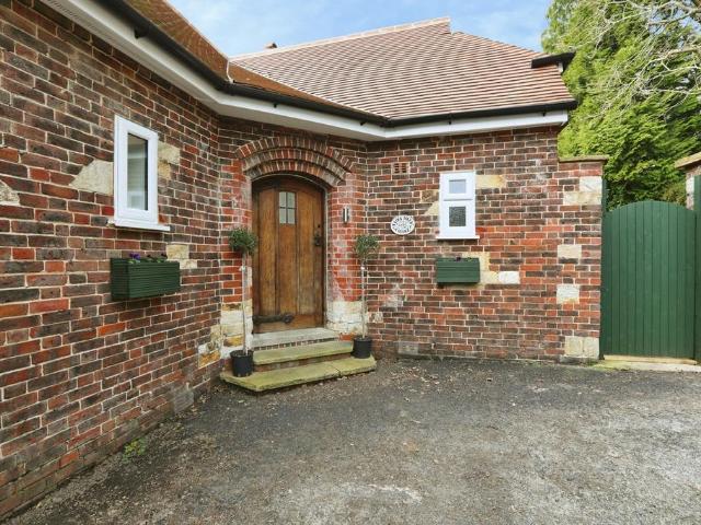 3 bedroom link detached house for sale