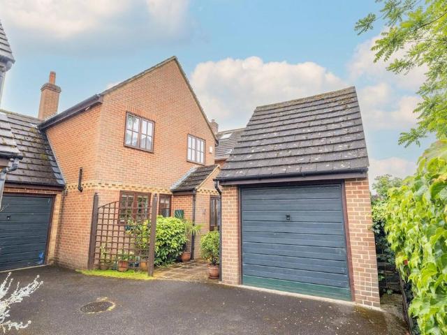 3 bedroom link detached house for sale