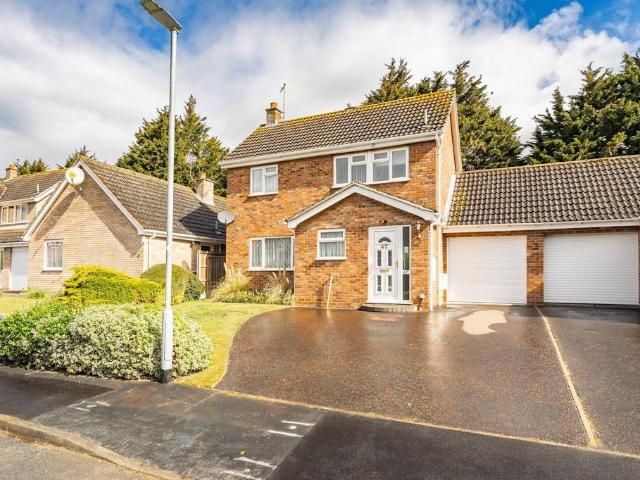 3 bedroom link detached house for sale