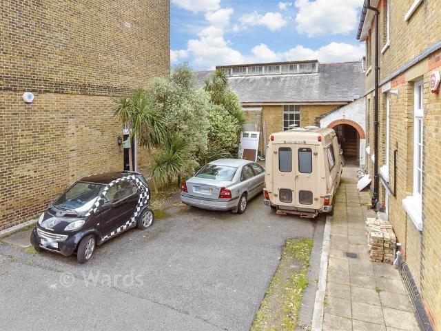 3 bedroom link detached house for sale
