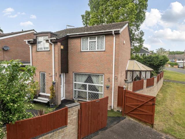 3 bedroom link detached house for sale