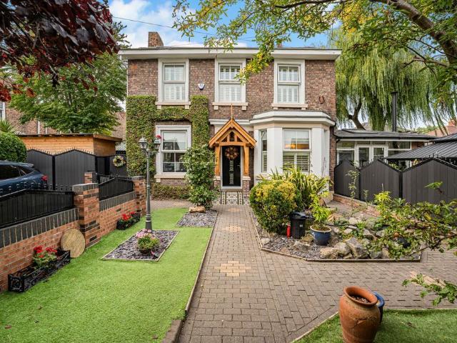 3 bedroom link detached house for sale