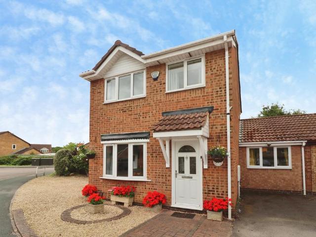 3 bedroom link detached house for sale
