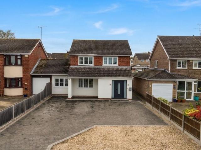 3 bedroom link detached house for sale