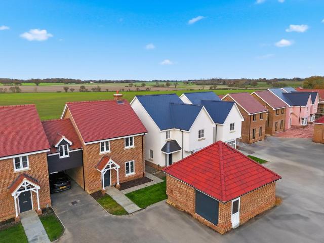 3 bedroom link detached house for sale