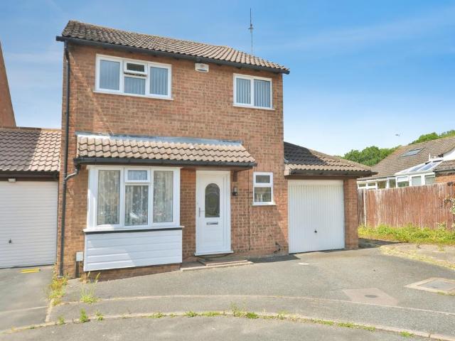 3 bedroom link detached house for sale