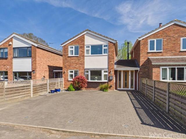 3 bedroom link detached house for sale