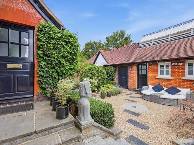 3 bedroom link detached house for sale