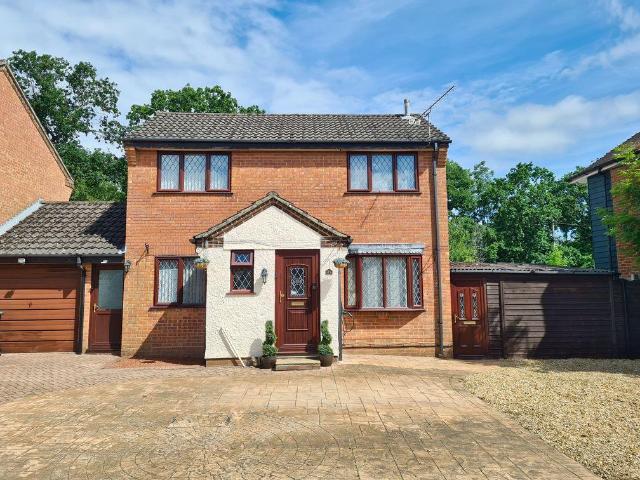 3 bedroom link detached house for sale