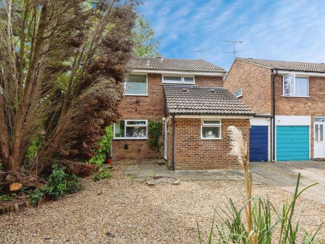 3 bedroom link detached house for sale