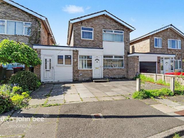 3 bedroom link detached house for sale