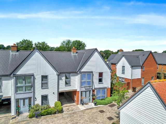 3 bedroom link detached house for sale