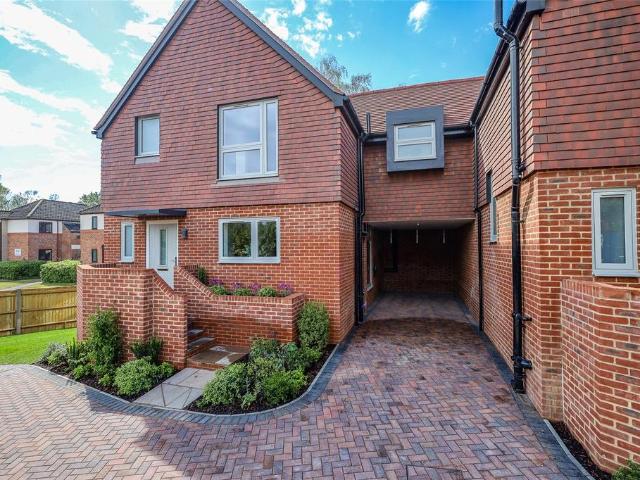 3 bedroom link detached house for sale
