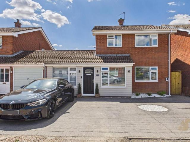 3 bedroom link detached house for sale