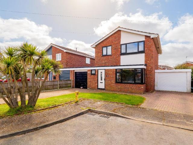 3 bedroom link detached house for sale
